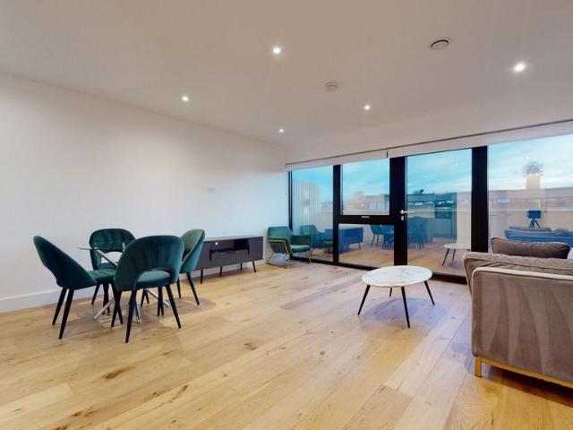 New Horizons Court 3 bed flat to rent £2,895 pcm £668 pw