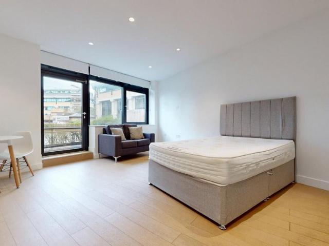 New Horizons Court, London TW8 Studio to rent £1,450 pcm £335 pw