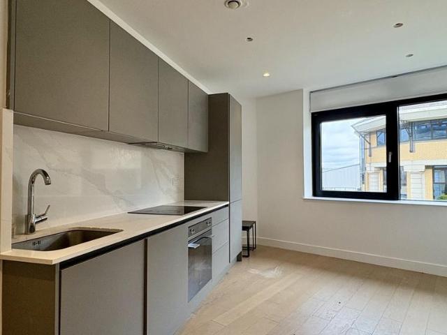 New Horizons Court Studio to rent £1,450 pcm £335 pw