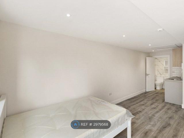 New Haw, Addlestone KT15, Studio to rent, £845 pcm | PrimeLocation