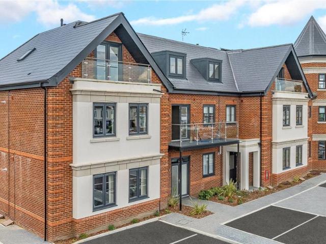 New Haw, Addlestone, Surrey, KT15 1 bed apartment to rent £1,450 pcm £335 pw