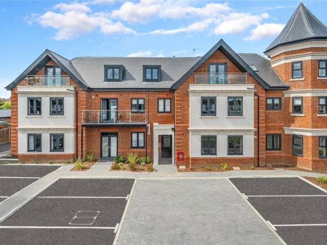 New Haw, Addlestone, Surrey, KT15 2 bed apartment to rent £1,850 pcm £427 pw