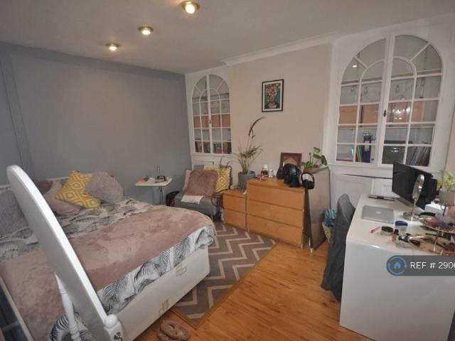 New Haw Road, Addlestone, KT15 Studio to rent £1,095 pcm £253 pw