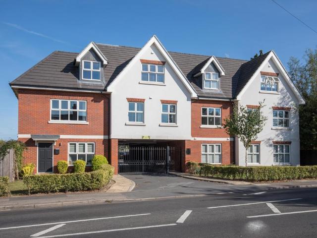 New Haw Road, Addlestone KT15 2 bed apartment to rent £1,650 pcm £381 pw