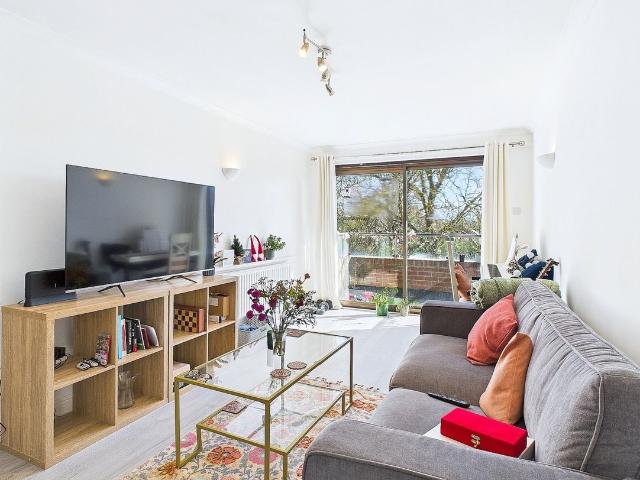 New Hunting Court, Thorpe Road, Peterborough PE3, 2 bed flat to rent, £1,100 pcm | PrimeLocation