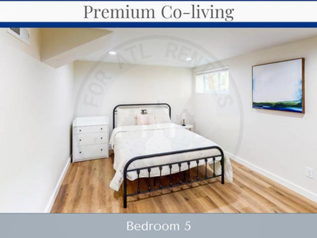 NEW ON PADSPLIT ⏐ TVs in EVERY Room! Prime Hapeville spot, walk to restaurants. Easy public transportation to Airport! Cute neighborhood, gorgeous house. #RoomGoals #Relax