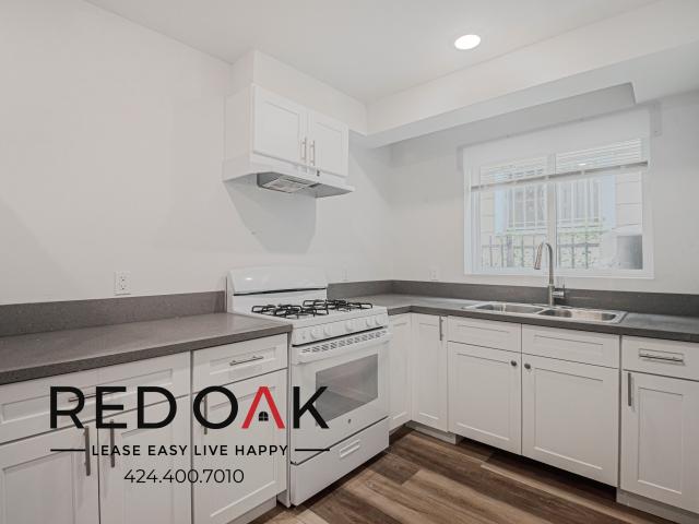 New One Bedroom with On Site Laundry and Eat In Kitchen ~ In Exposition Park!