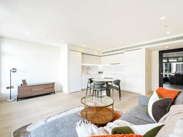 New Oxford Street, London, WC1A 1 bed apartment to rent £5,200 pcm £1,200 pw
