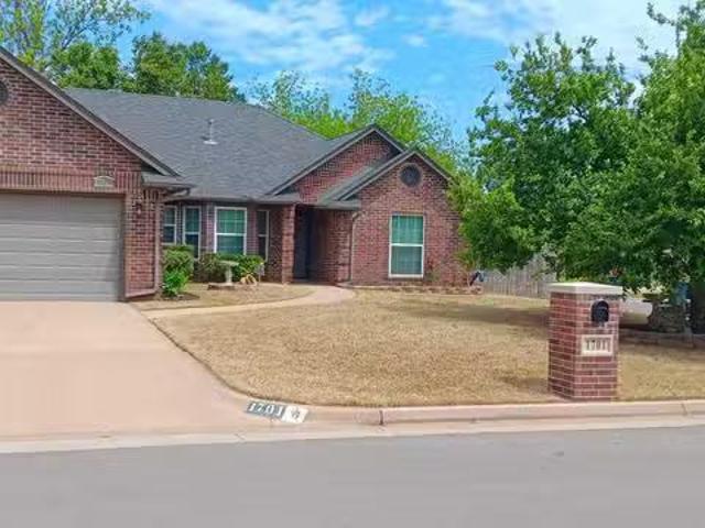 NEW lower PRICE!.$2195 Best of both worlds.Edmond Schools + lo.
