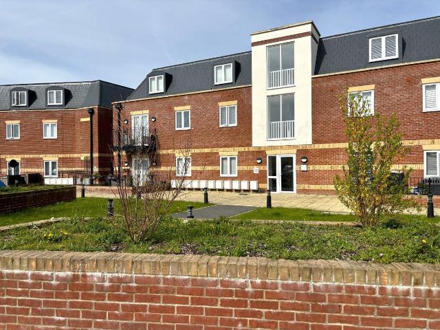 New Lane, Havant, Hampshire PO9, 2 bed flat to rent, £1,225 pcm | PrimeLocation