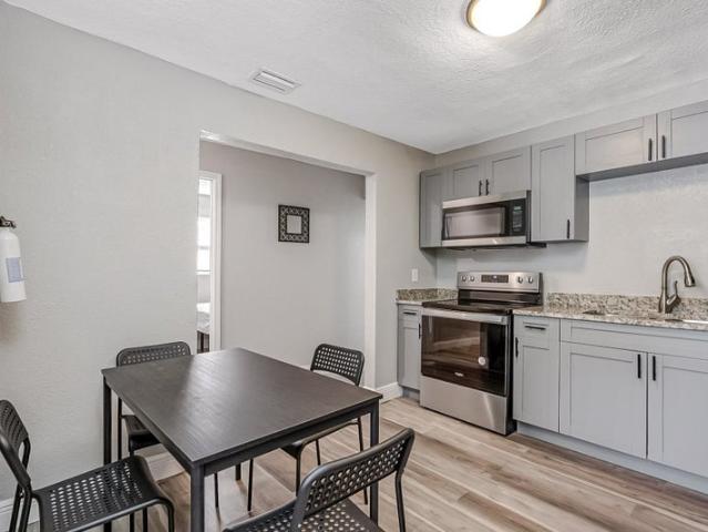 NEW LISTING* Amazing NEW home with Modern Featu