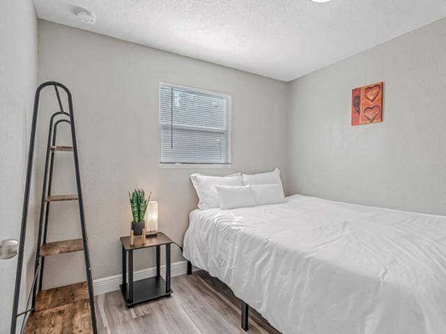 NEW LISTING* Amazing NEW PadSplit with Modern Features, Upgraded Appliances, Close to North Tampa, TampaZoo and everything Sulphur Springs has to offer! Quickly jump on transit, and come meet your new PadMates!