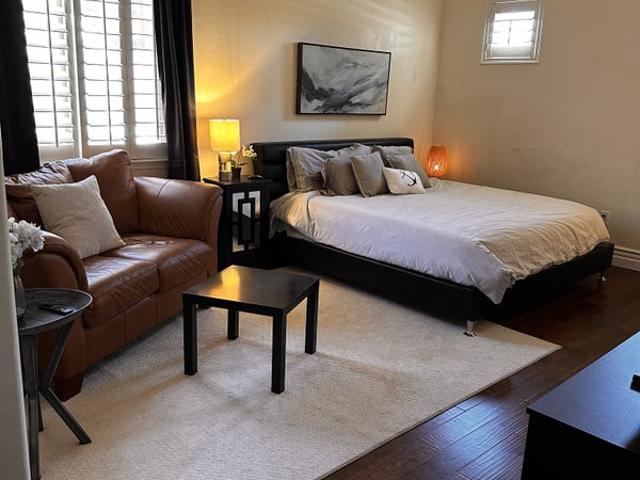 NEW LISTING* Beautiful Home/Room/pool/patio