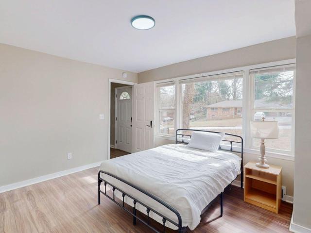 NEW LISTING Book Now Newly Renovated Rooms in De