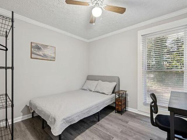 NEW Listing* in East Point! Don't Miss Out on this quaint property with hardwood floors, ceiling fans and desks!