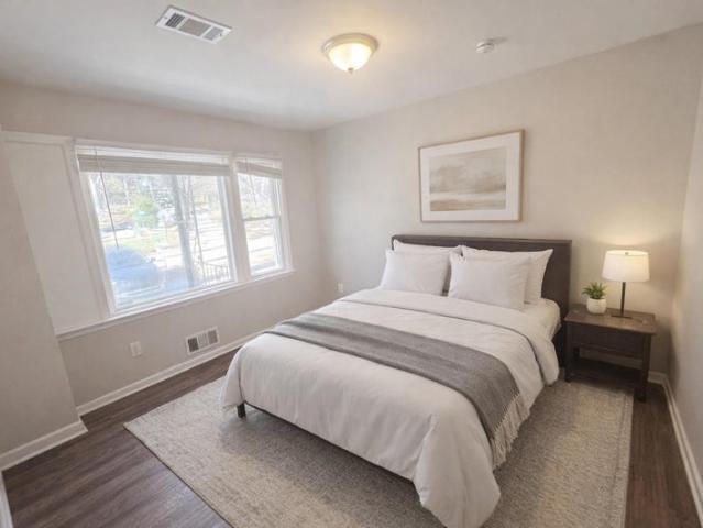 NEW LISTING Live in Oakcliff neighborhood, Walkab