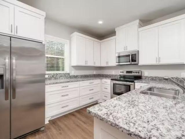 NEW MODERN AREA.Spacious 3 Bed/2 Bath Unit in Hot Springs! Sta.