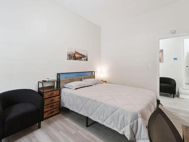 New Modern Riverdale Home. 7 Master Suites. Bright and spacious, in a great neighborhood, minutes to shops, dining, and transit