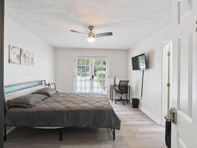 New Modern Riverdale Home. 7 Master Suites. Bright and spacious, in a great neighborhood, minutes to shops, dining, and transit