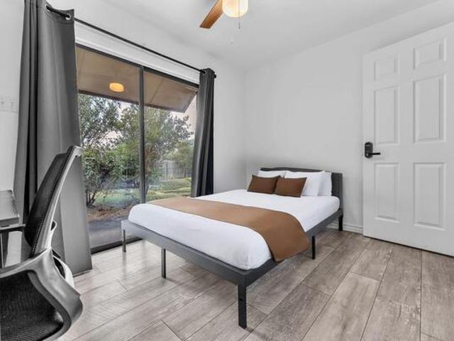 NEW* Moonlit Ridge PadSplit | Stylish Rooms and Fire Pit + Prime Location! No move in fee!
