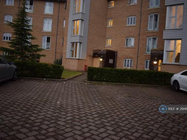 New Mossford Way, Barkingside. 2 bed flat to rent £1,825 pcm £421 pw