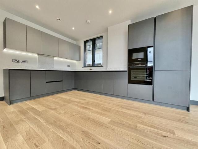 New Malden KT3, 2 bed flat to rent, £1,900 pcm | PrimeLocation