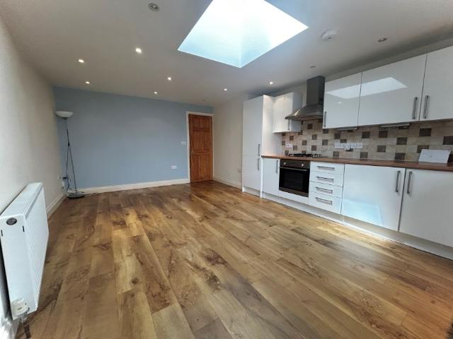 New Malden, Surrey KT3, 1 bed flat to rent, £1,350 pcm | PrimeLocation