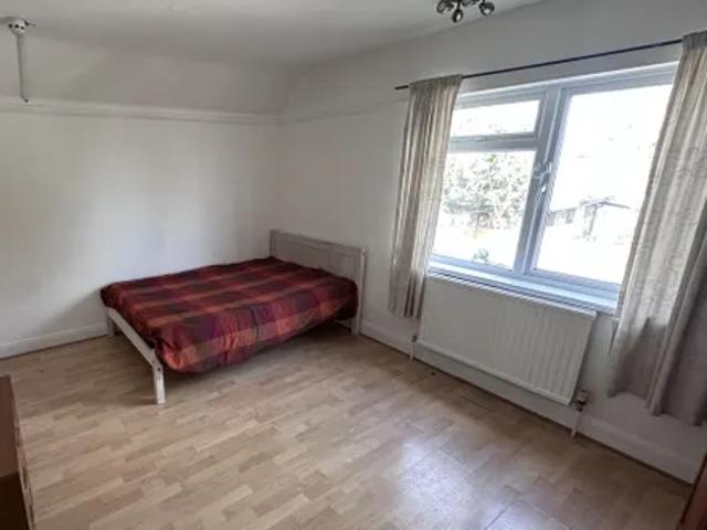 New Malden Sports Club, Somerset Close, London, KT3 5RG, United Kingdom | Room for rent #167591061 | Rentberry