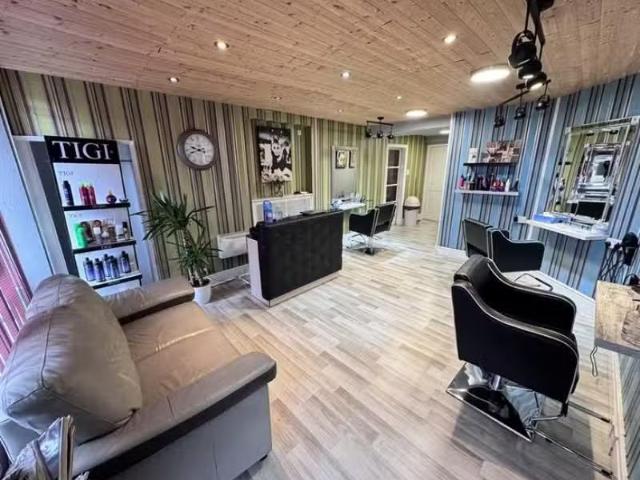 Charming Market Place, Chapel En Le Frith, Commercial Property