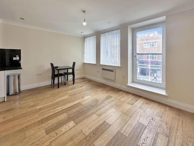 New Salisbury House, 300 310 High. 1 bed apartment to rent £1,150 pcm £265 pw