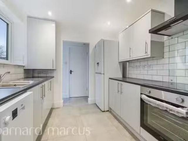 Nice Semi detached house to rent in Davidson Road, Croydon CR0