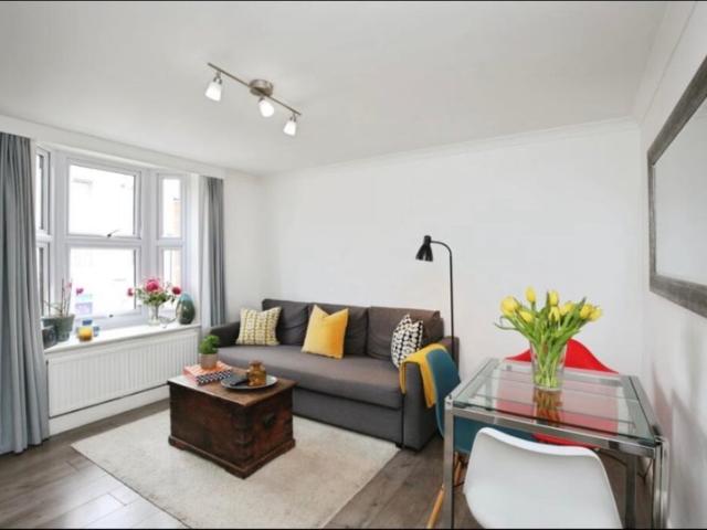 New short let 1 bedroom apartment with parking