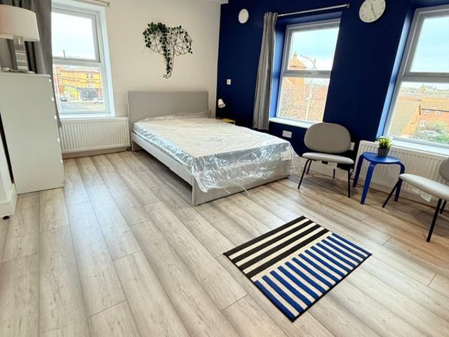 New Spacious Studio ! L5 For Single or Couple