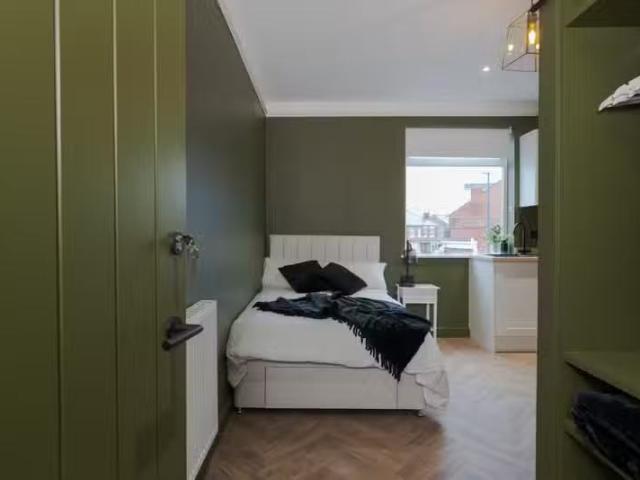 Deal! Studio flat for rent in Baker Street, Derby, Derbyshire.