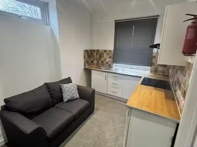 Deal! Studio flat for rent in Beaufort Road, St. George, Brist.