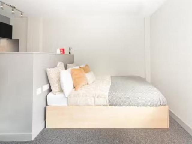 For Rent! Studio flat for rent in Student Only 51/44 Weeks B.