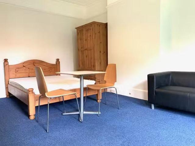 Rental! Studio flat for rent in Portchester Road, Charminster.