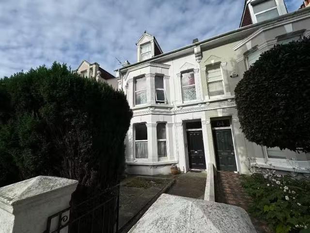 Rental! Studio flat for rent in Westbourne Gardens, Hove, East.