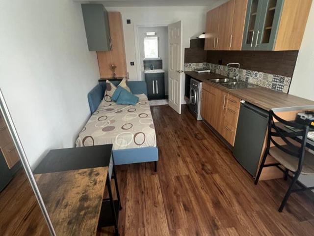New Studio to let for 1 professional