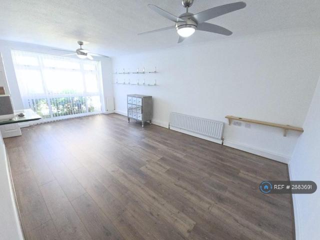 New St, Horsham, RH13 3 bed flat to rent £1,700 pcm £392 pw