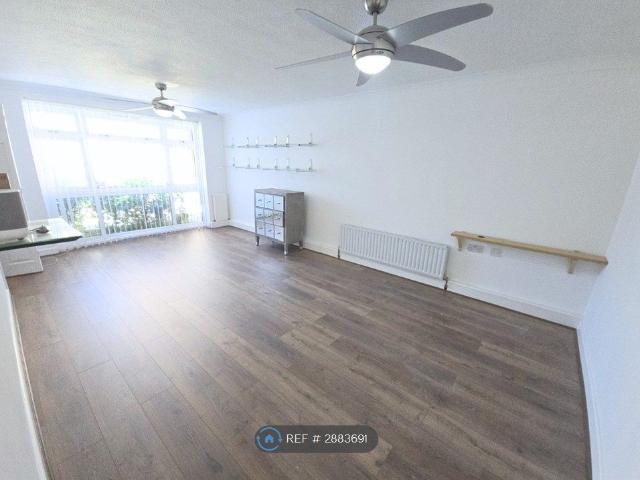 New St, Horsham RH13, 3 bed flat to rent, £1,700 pcm | PrimeLocation
