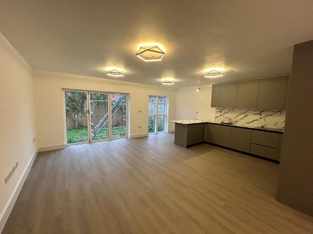 New Street, Canterbury, CT1 4 bed bungalow to rent £2,300 pcm £531 pw