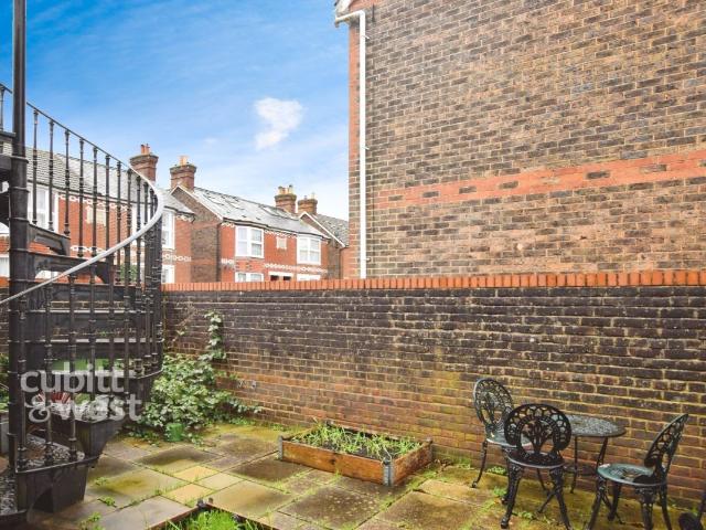 New Street, Horsham RH13, 1 bed maisonette to rent, £1,495 pcm | PrimeLocation