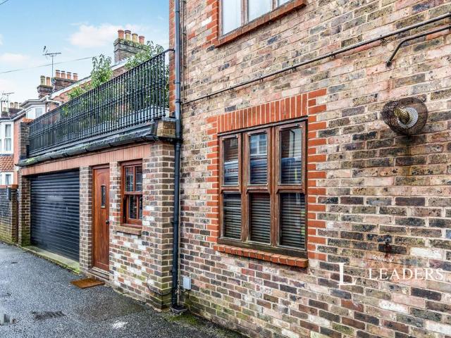 New Street, Horsham, West Sussex, RH13 1 bed flat to rent £1,495 pcm £345 pw