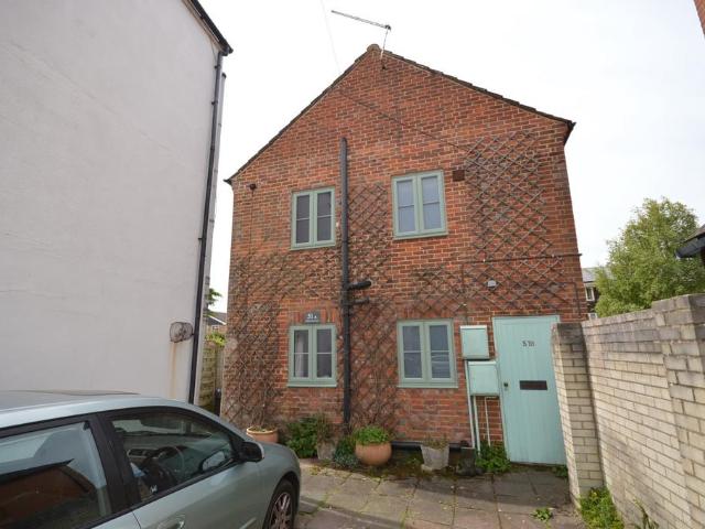 New Street, Lymington, Hampshire, SO41 2 bed flat to rent £1,450 pcm £335 pw