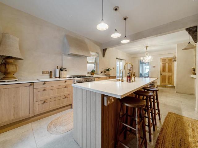 New Parade, West Sussex BN11 5 bed terraced house to rent £3,750 pcm £865 pw