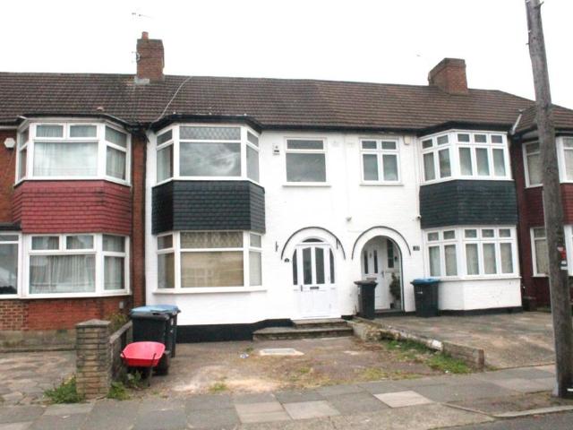 New Park Avenue, London N13 5ND 3 bed terraced house to rent £2,650 pcm £612 pw
