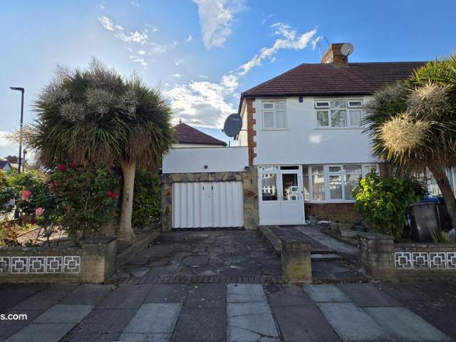 New Park Avenue, Palmers Green N13 3 bed end of terrace house to rent £2,450 pcm £565 pw