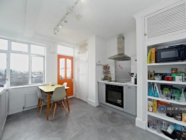 New Park Court, London, SW2 3 bed flat to rent £2,850 pcm £658 pw