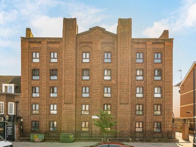 New Park Road, London SW2 3 bed flat to rent £2,500 pcm £577 pw